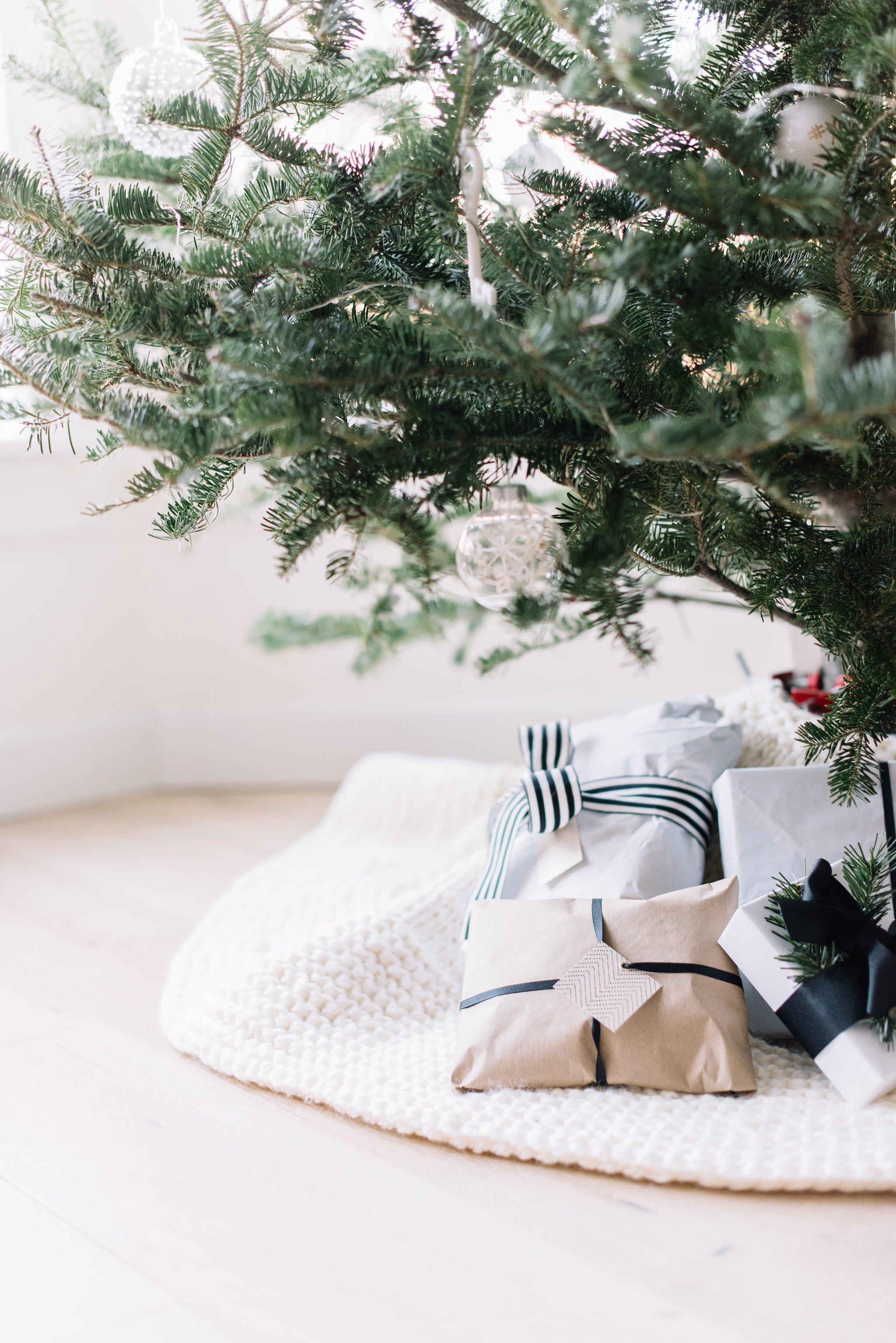 Modern Minimal Holiday Home Tour - Kristina Lynne